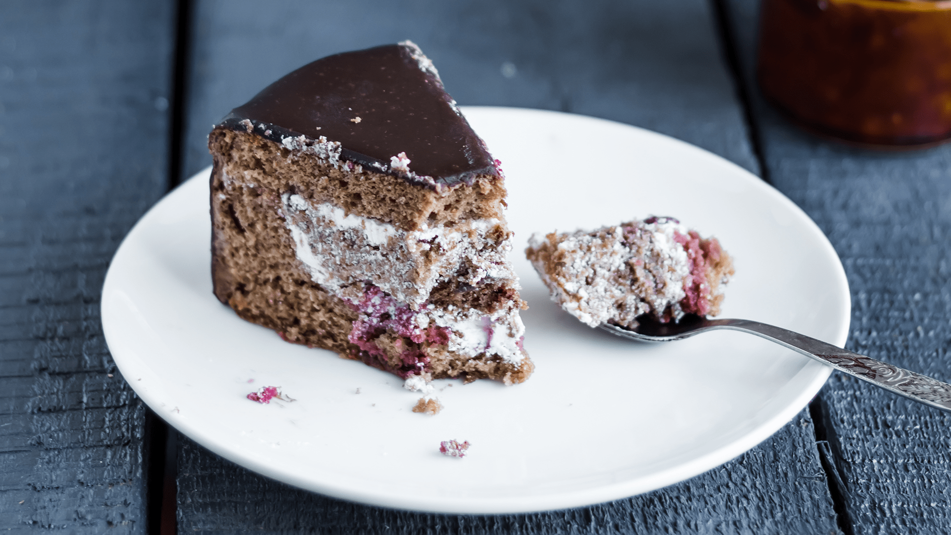 Čokoladna Menaž torta sa kremom i višnjama — Volim poslastice